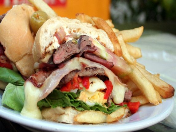 10 Locais para Comer Chivito em Montevidéu - Fui por aí